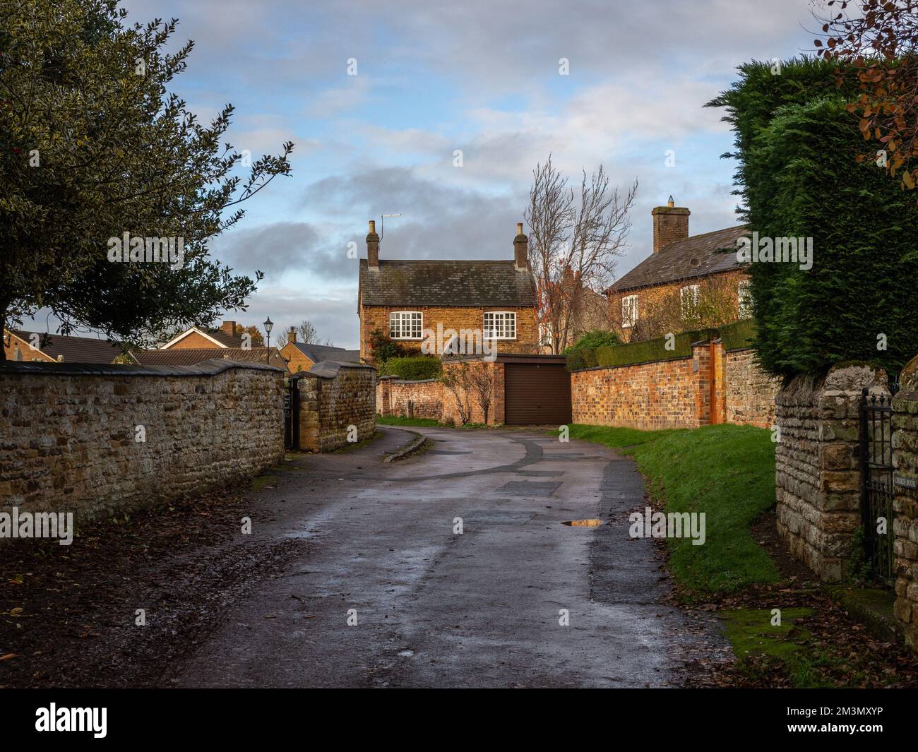 Traditional village scene, Mears Ashby, Northamptonshire, UK; road ...