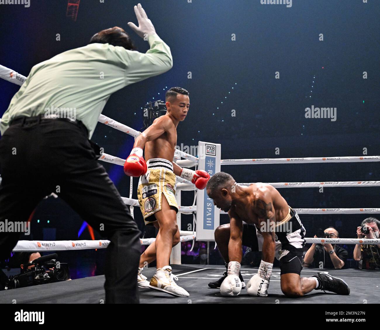 Tokyo, Japan. 13th Dec, 2022. Champion Yoshiki Takei (red gloves) of ...