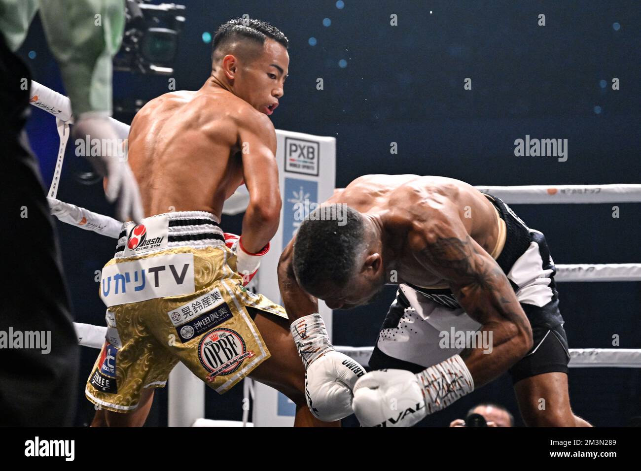 Tokyo, Japan. 13th Dec, 2022. Champion Yoshiki Takei (red gloves) of ...