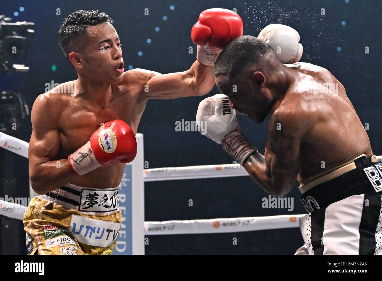 Tokyo, Japan. 13th Dec, 2022. Champion Yoshiki Takei (red gloves) of ...