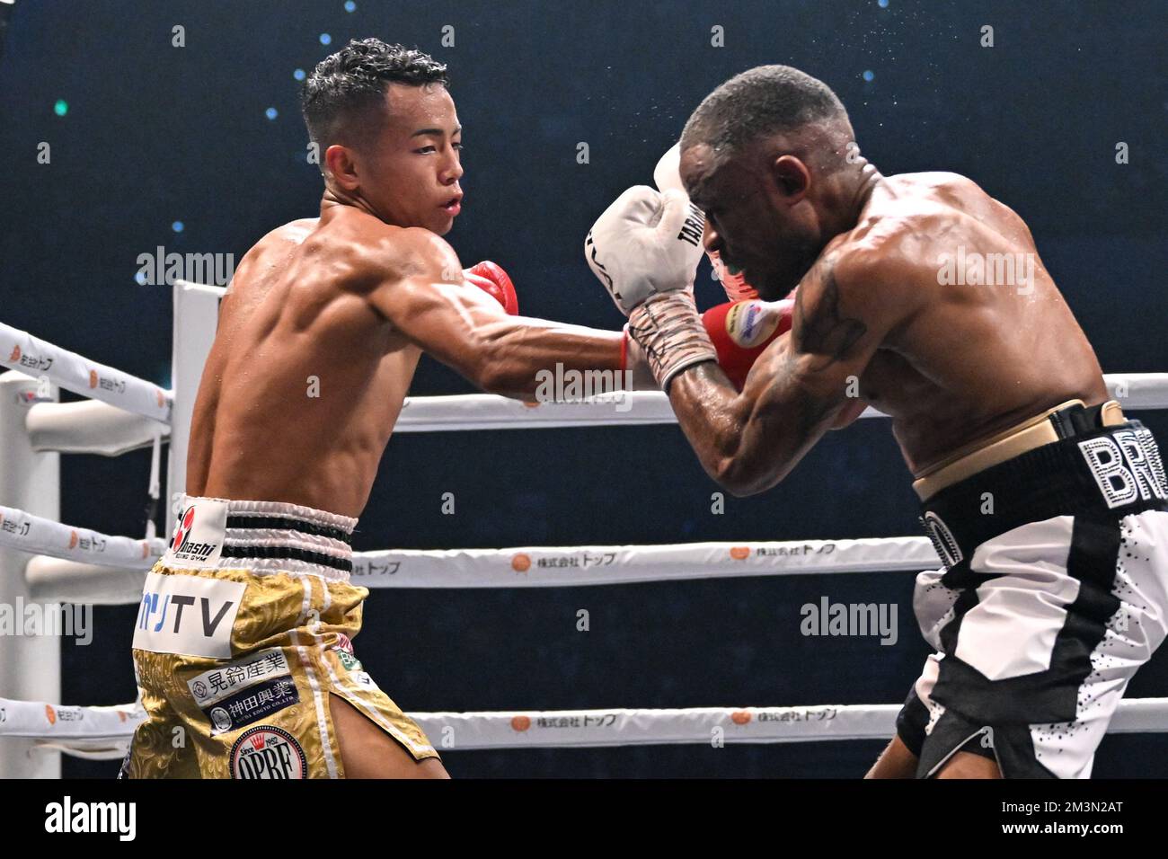 Tokyo, Japan. 13th Dec, 2022. Champion Yoshiki Takei (red gloves) of ...
