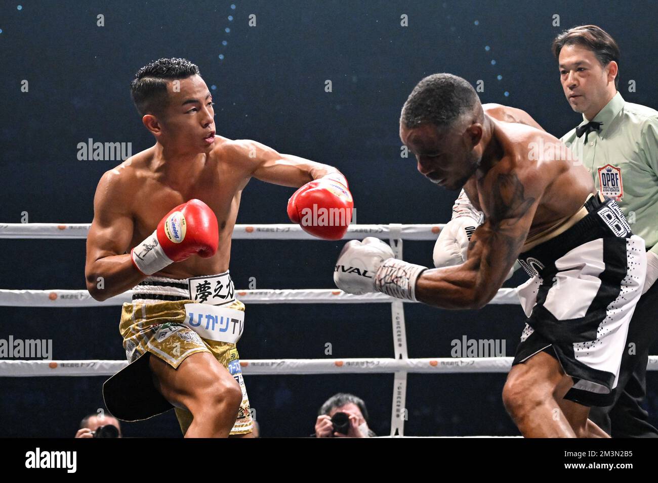 Tokyo, Japan. 13th Dec, 2022. Champion Yoshiki Takei (red gloves) of ...