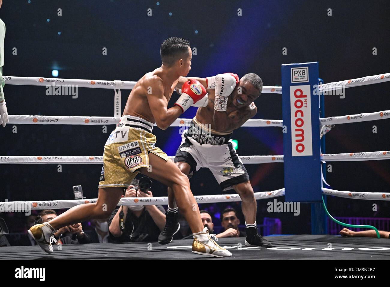 Tokyo, Japan. 13th Dec, 2022. Champion Yoshiki Takei (red gloves) of ...