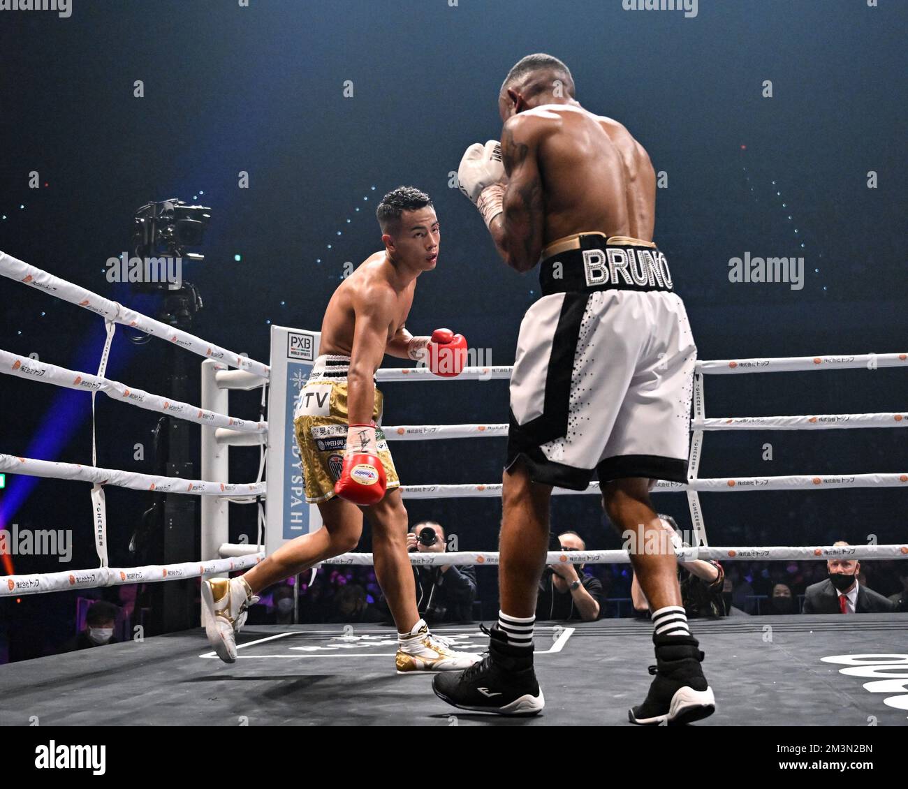 Tokyo, Japan. 13th Dec, 2022. Champion Yoshiki Takei (red gloves) of ...