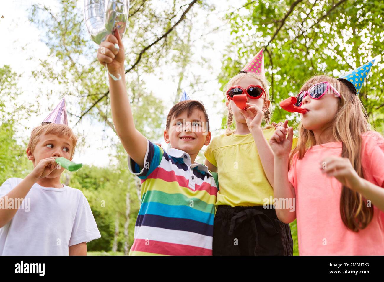 Kids with party hats hi-res stock photography and images - Alamy
