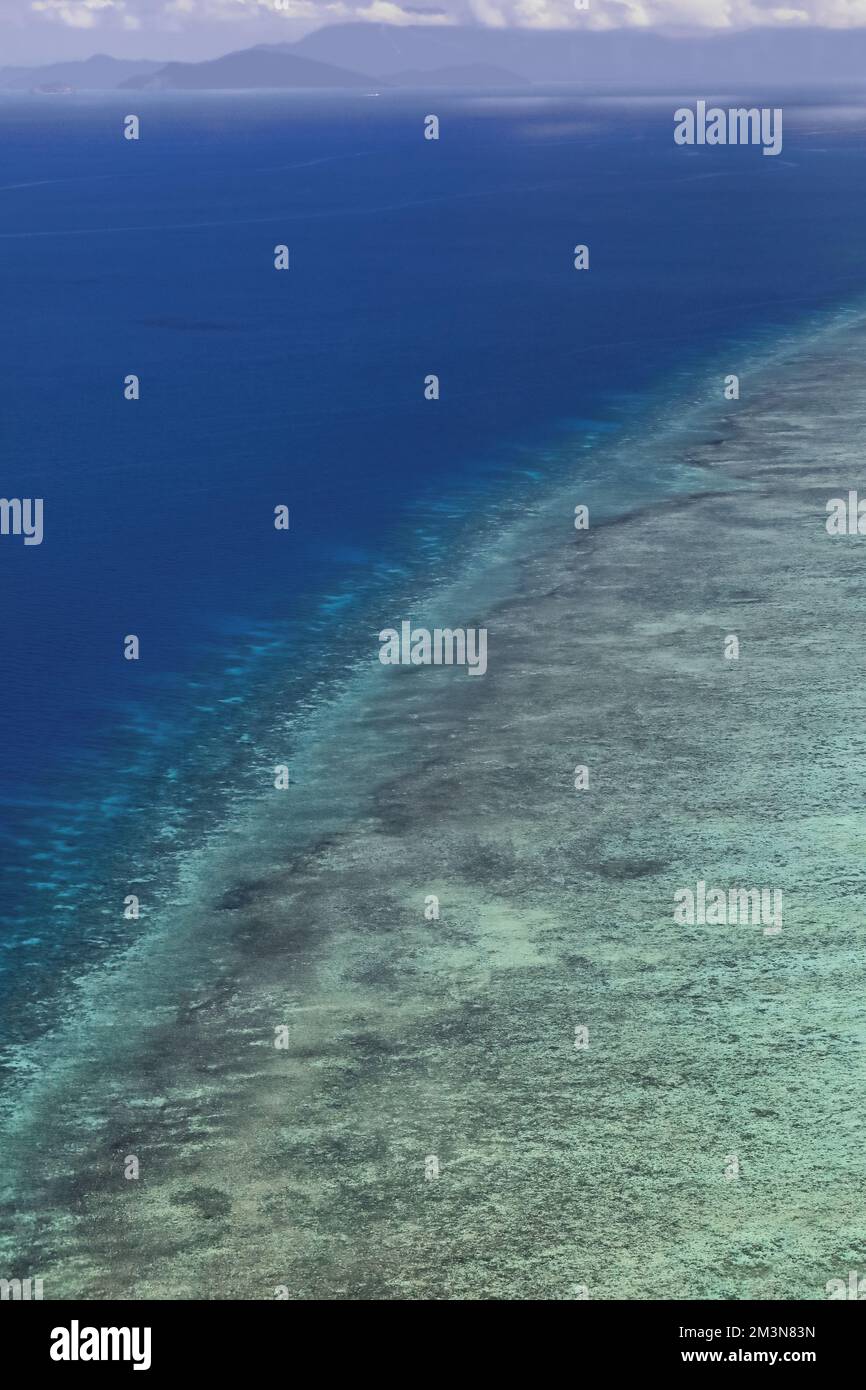 331 Airview of shallow water-covered Batt Reef on the Great Barrier ...
