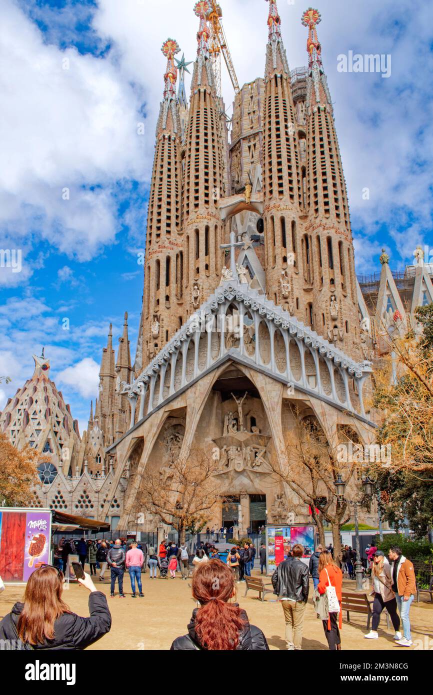 Basílica i Temple Expiatori de la Sagrada Família tourists and a crane ...
