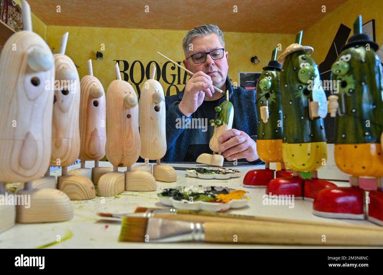 16 December 2022, Brandenburg, Freesdorf: Gerd Paegert, artist, painter ...