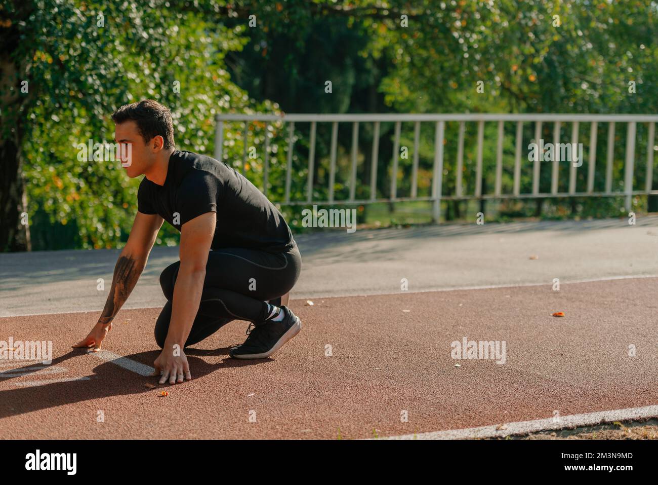 Man running starting position urban hi-res stock photography and images ...