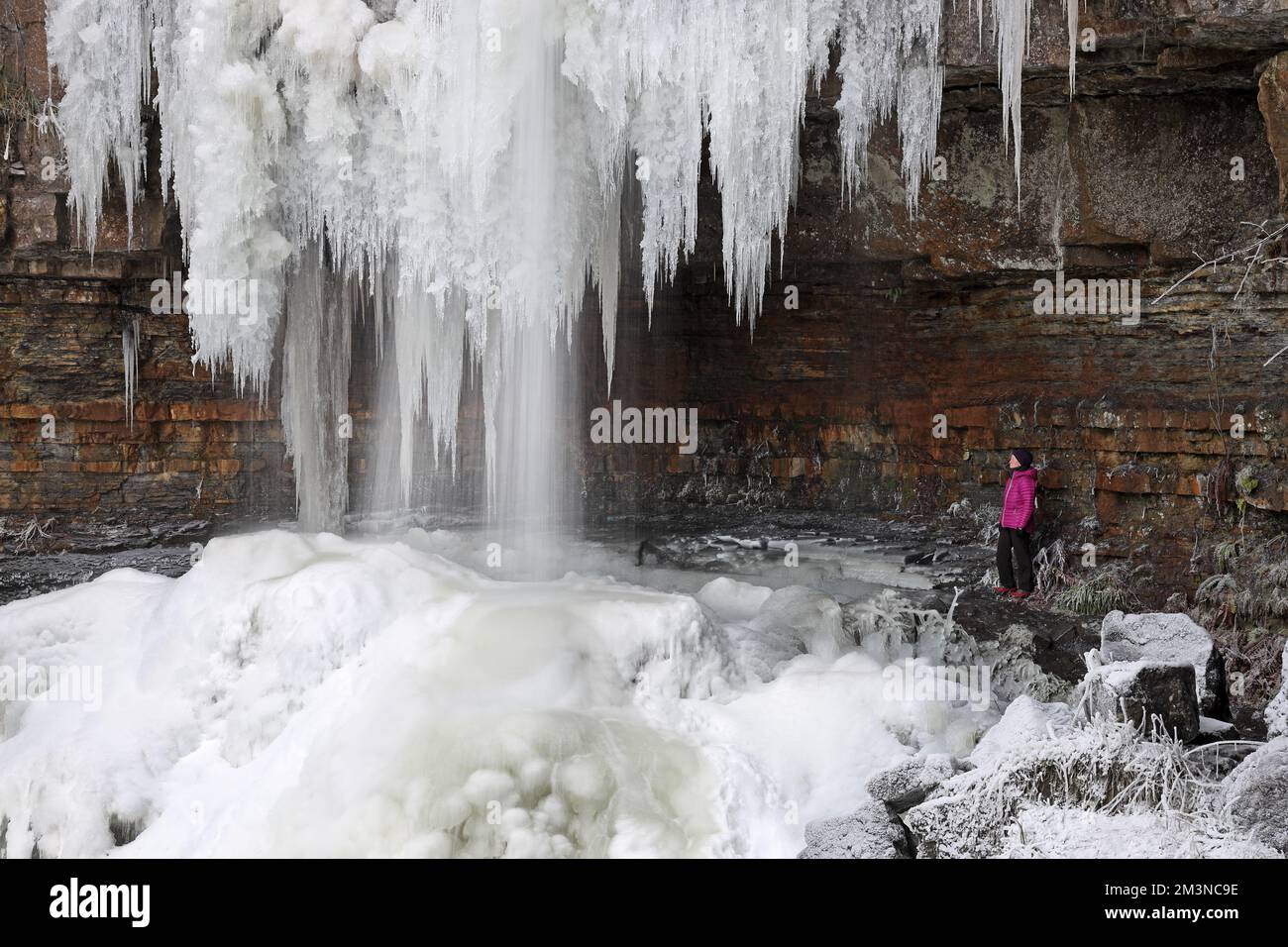 View big waterfall from below hi-res stock photography and images - Alamy