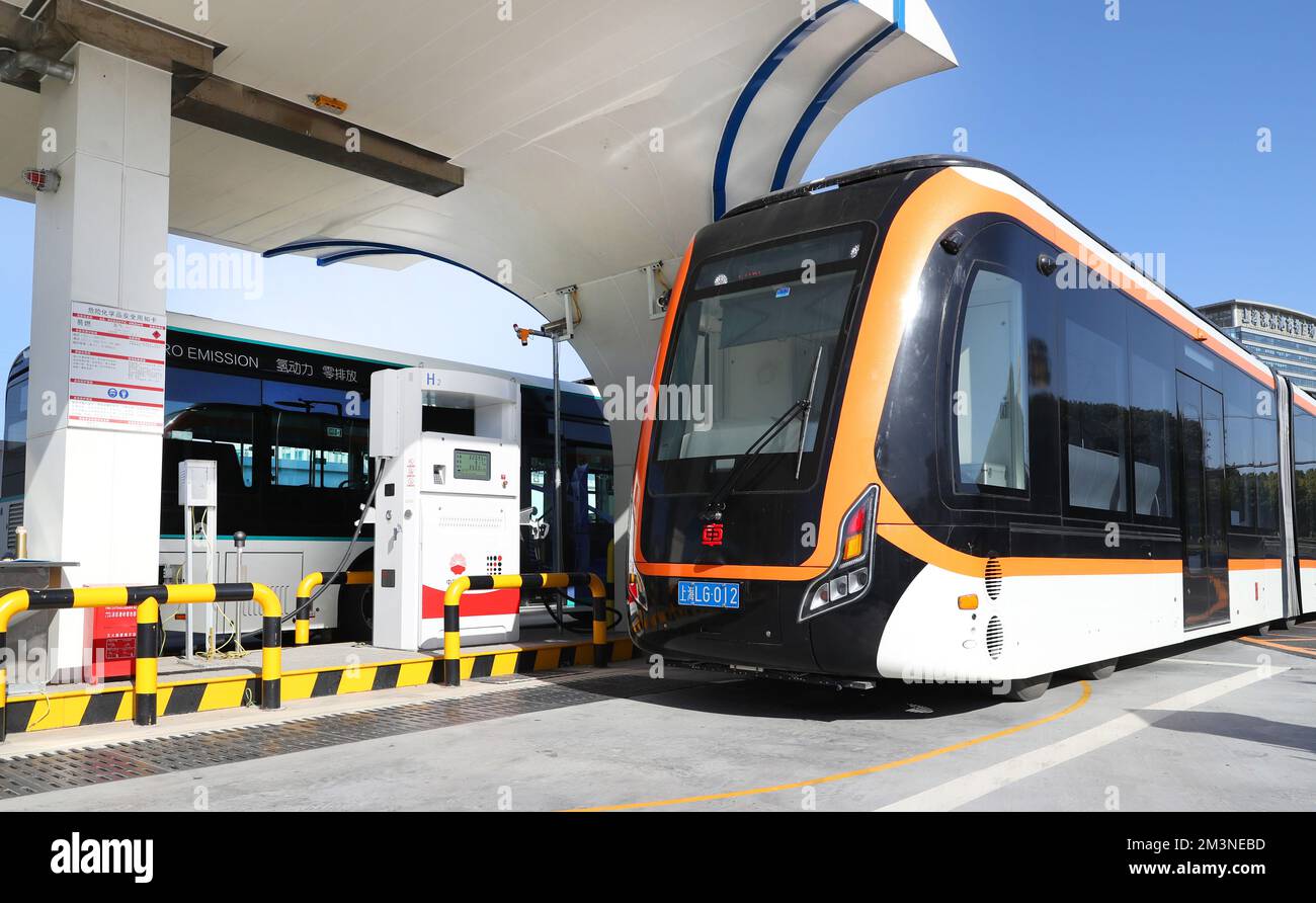 (221216) -- SHANGHAI, Dec. 16, 2022 (Xinhua) -- A medium-capacity ...