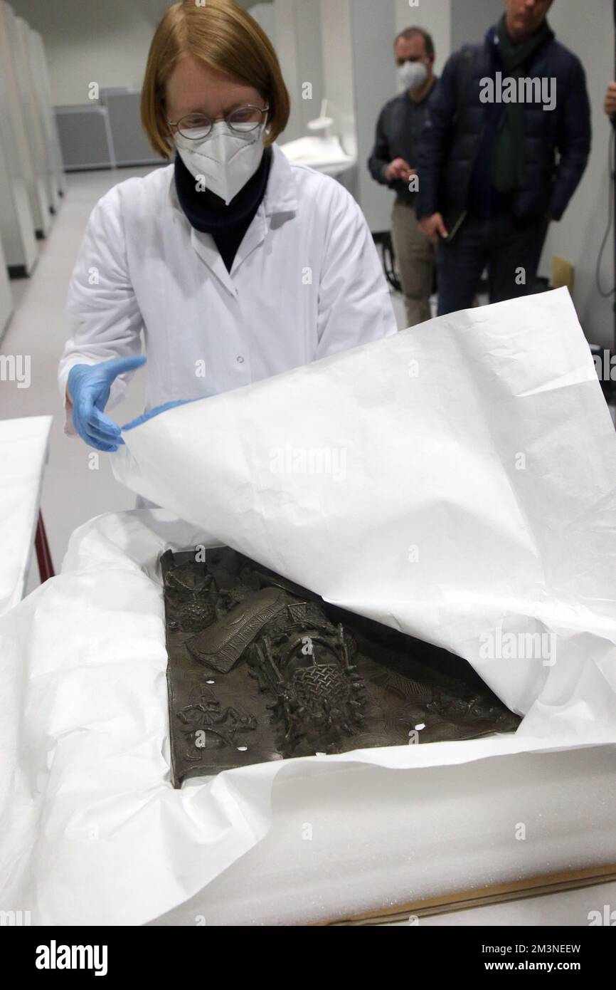 Berlin, Germany. 06th Dec, 2022. A museum employee packs one of the ...