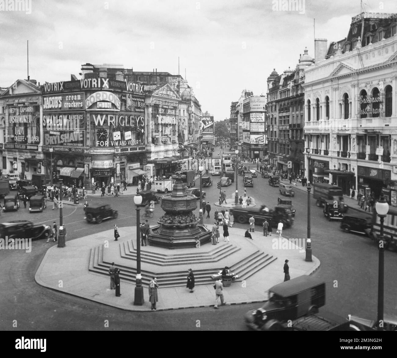 Statue eros in piccadilly Black and White Stock Photos & Images - Alamy