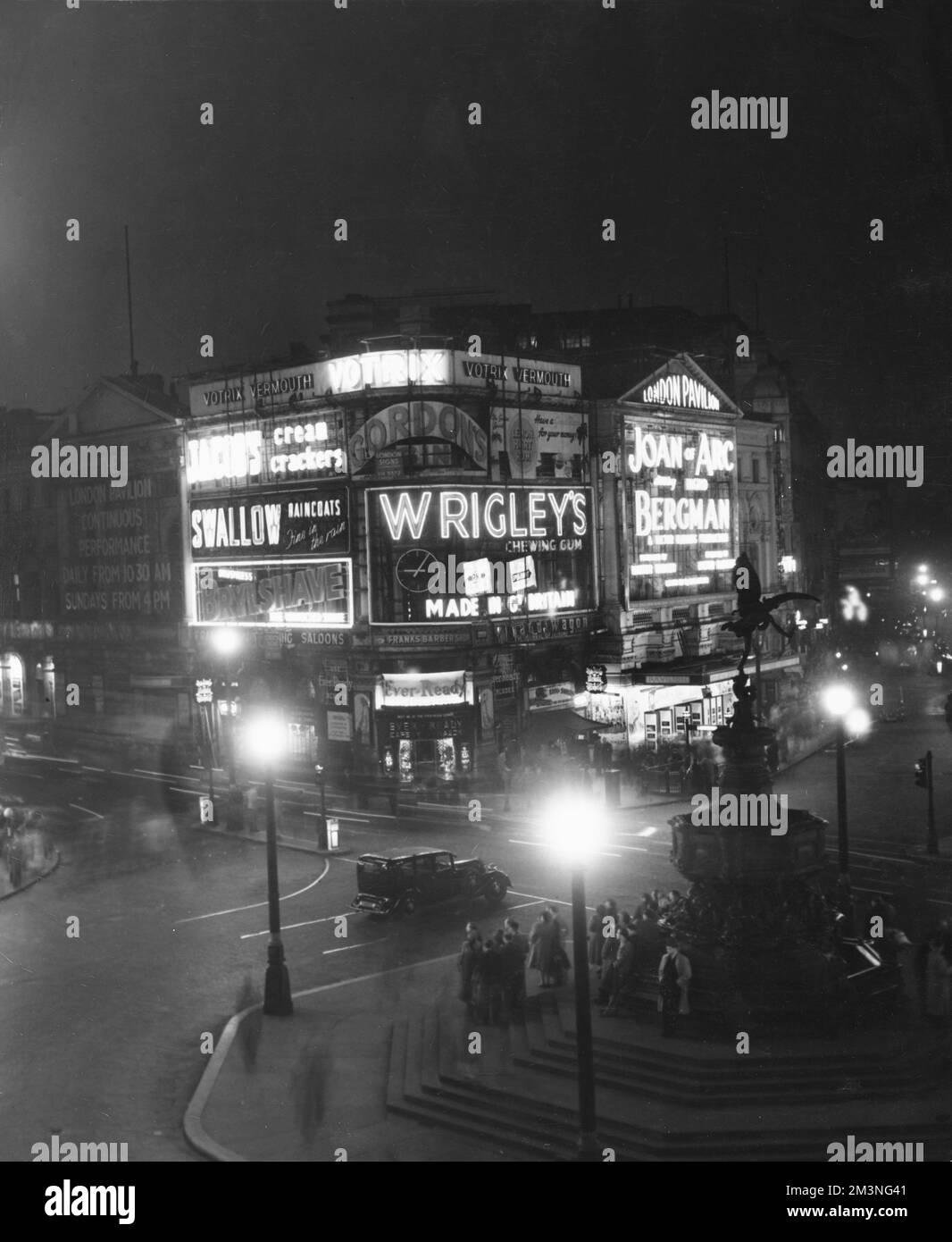 Piccadilly circus london night Black and White Stock Photos & Images ...
