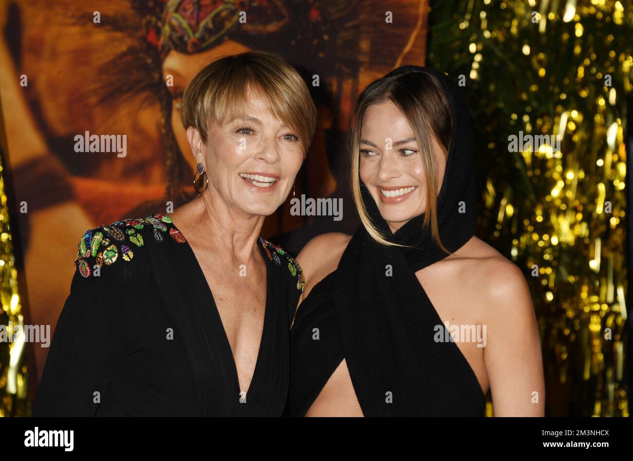 LOS ANGELES, CALIFORNIA - DECEMBER 15: (L-R) Sarie Kessler and Margot ...