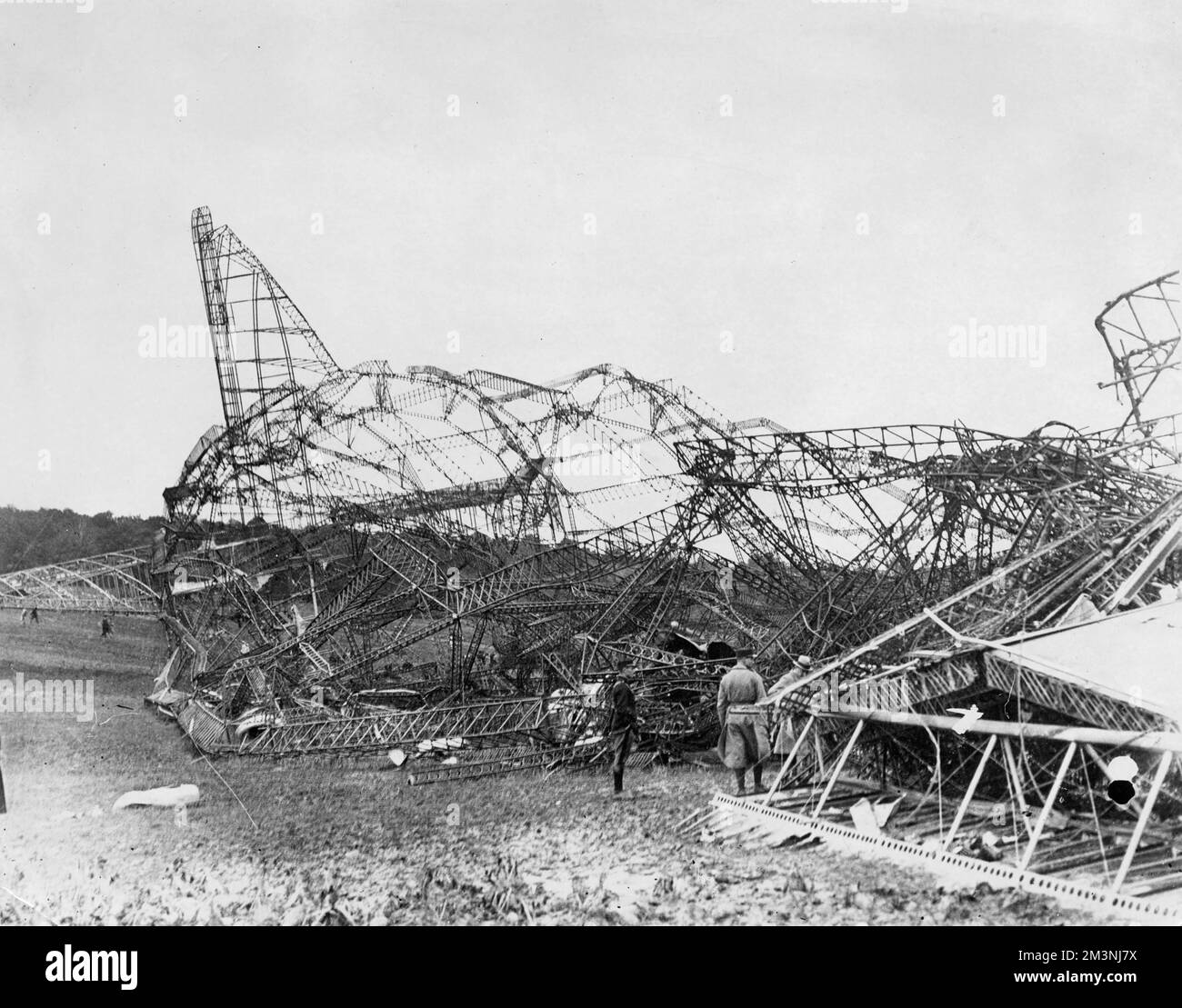 Airship (r101) Black and White Stock Photos & Images - Alamy