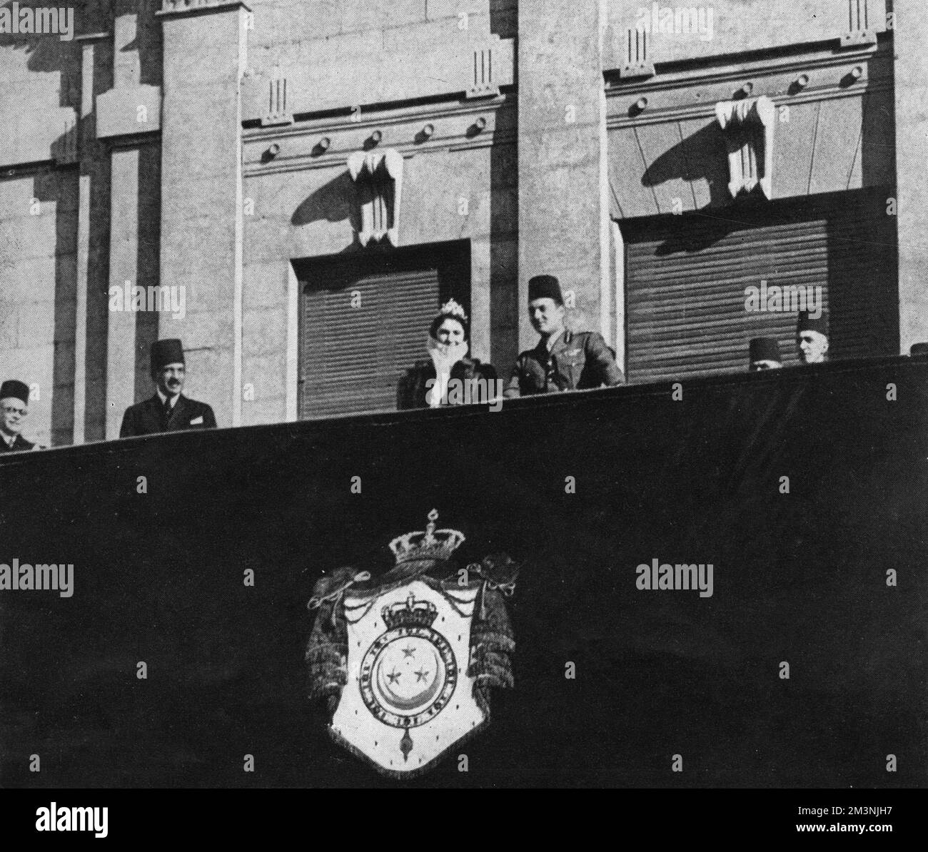 Royal couple standing Black and White Stock Photos & Images - Alamy