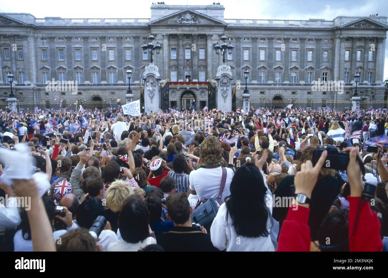 Royal Wedding 1986 - crowds outside Buckingham Palace Stock Photo - Alamy