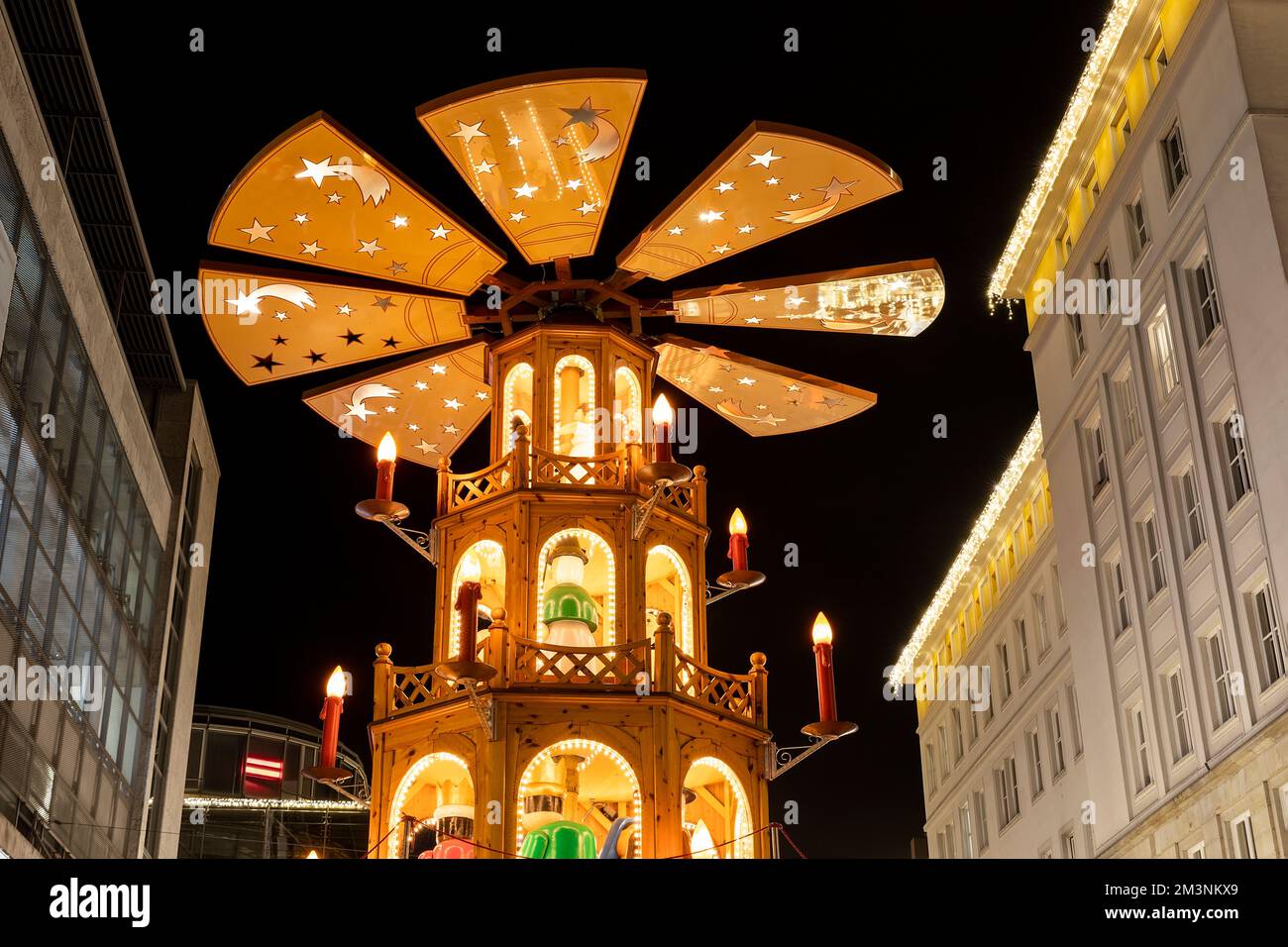 Beautiful traditional German Christmas Market square in Magdeburg city ...