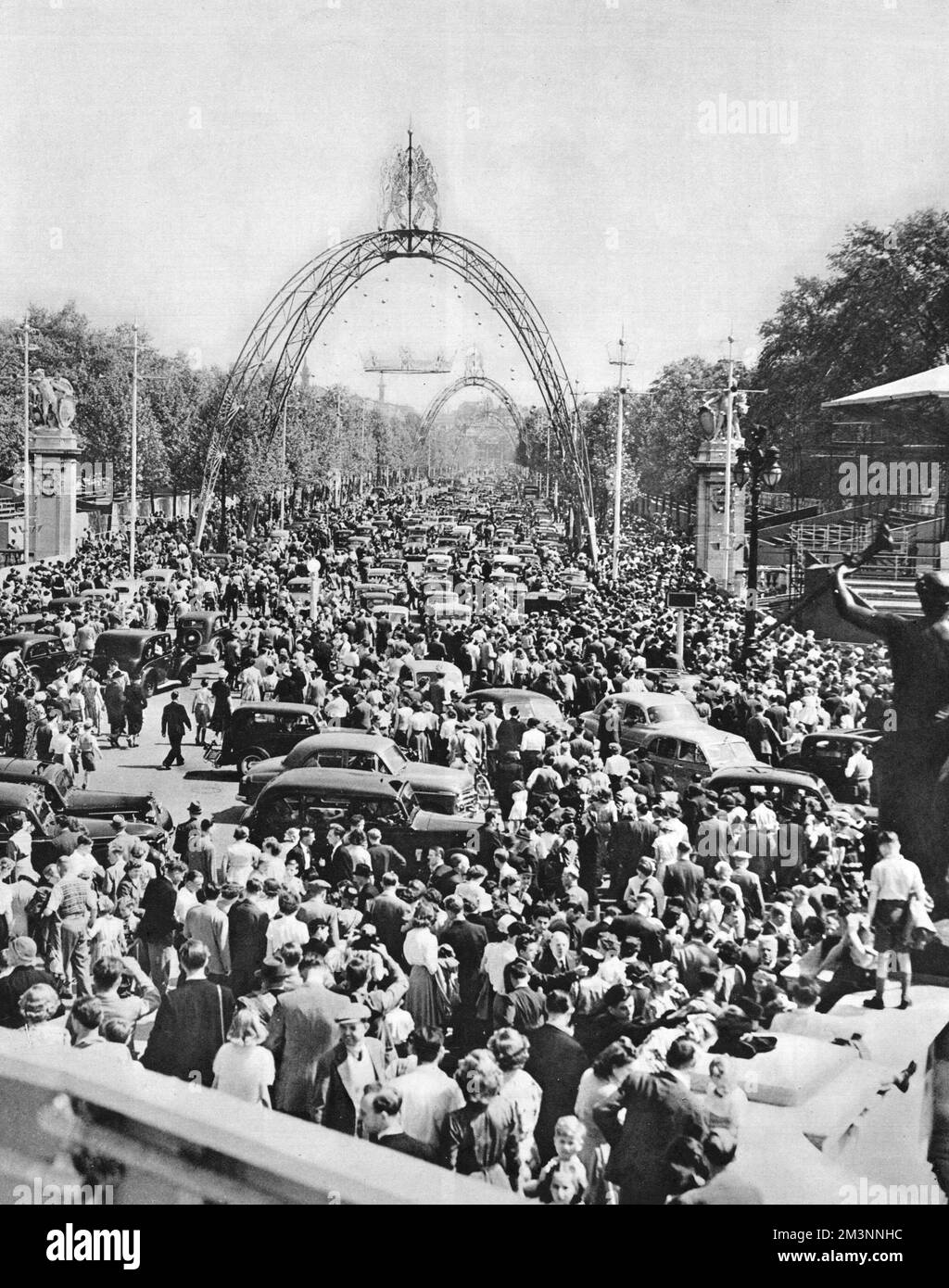 Crowd fifties 50s 1950s hi-res stock photography and images - Alamy