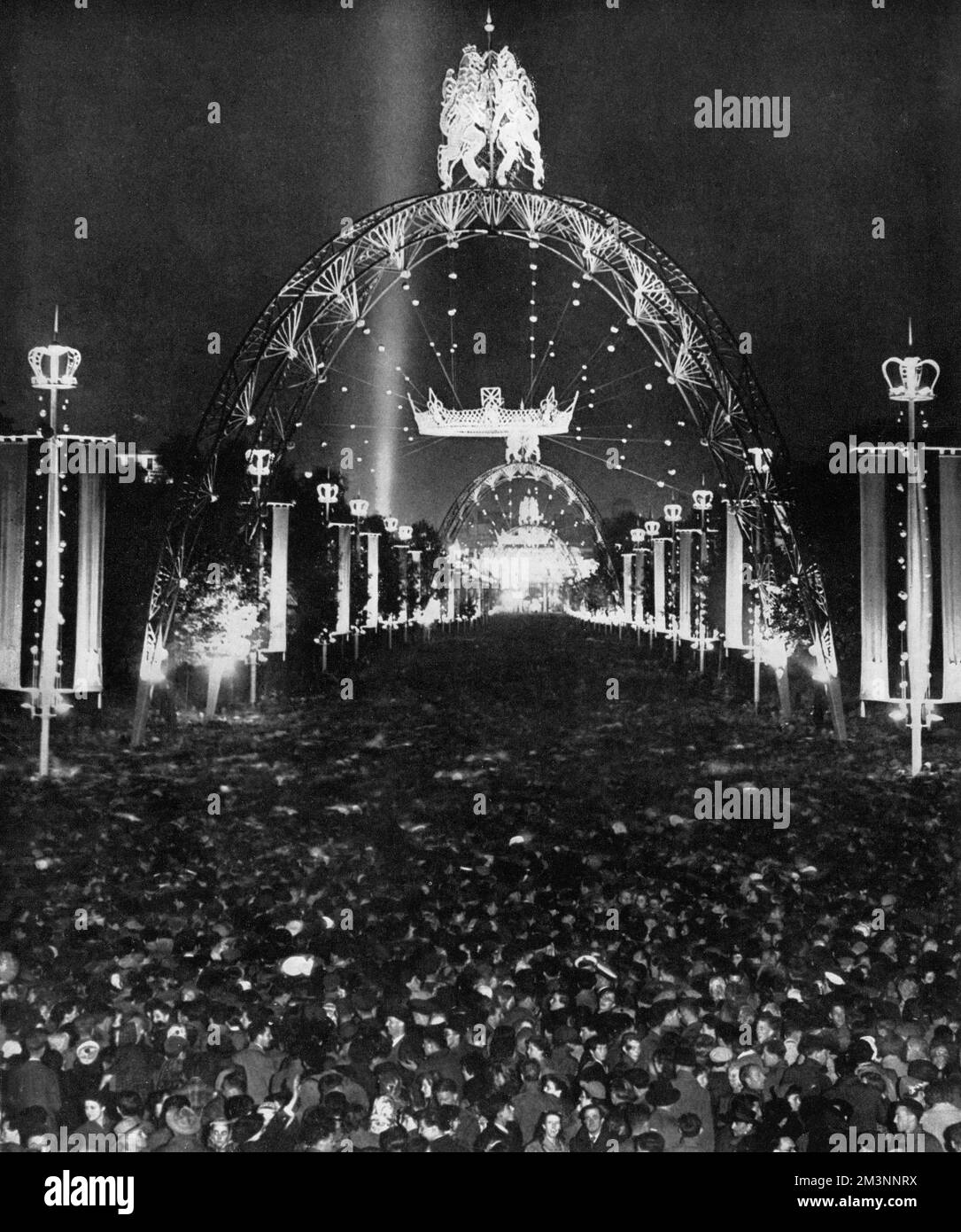 Coronation crowds the mall hi-res stock photography and images - Alamy
