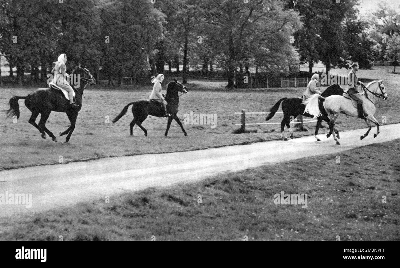 Queen riding horse windsor Black and White Stock Photos & Images - Alamy