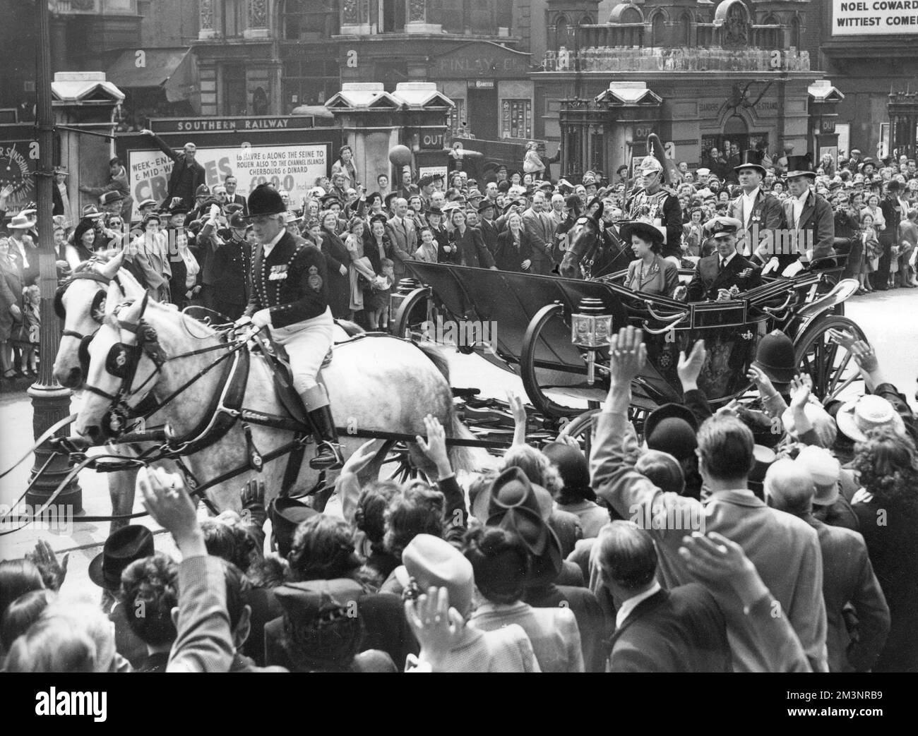 Horse drawn carriage the guildhall and the city of london Black and ...