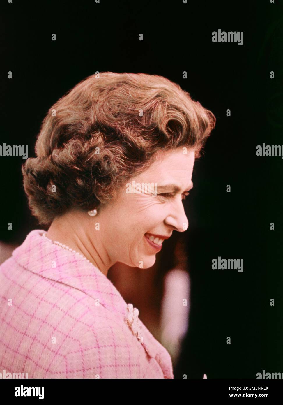Queen elizabeth ii in profile hi-res stock photography and images - Alamy