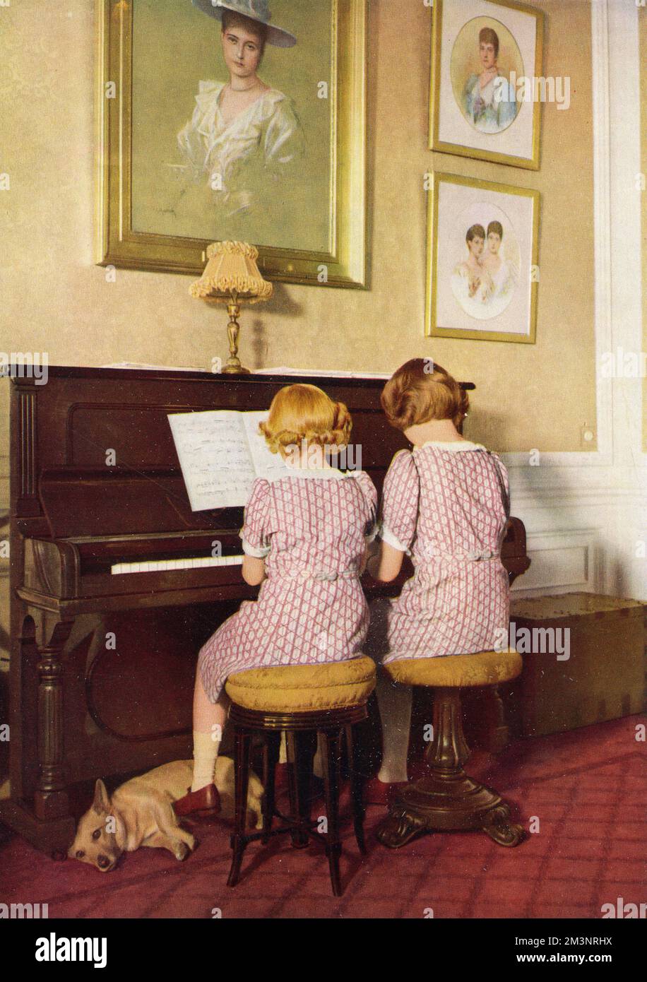 Queen elizabeth ii and corgis hi-res stock photography and images - Alamy