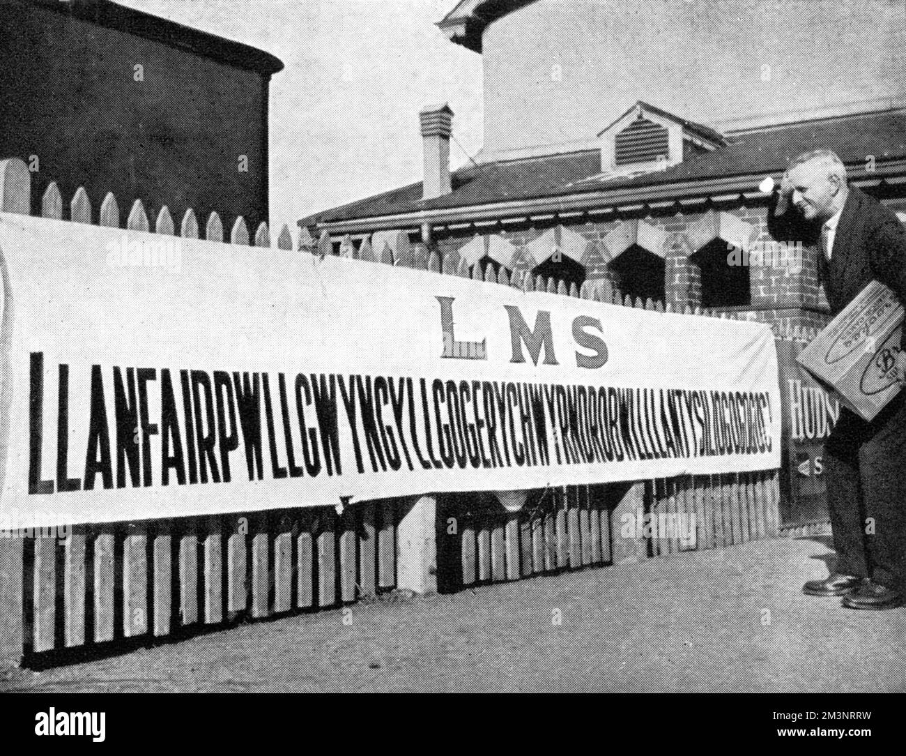 Llanfairpwllgwyngyllgogerychwyrndrobwllllantysiliogogogoch train ...