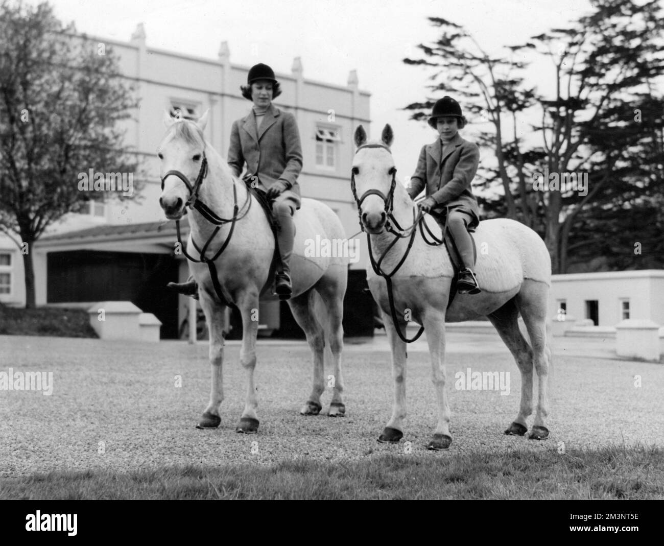 Queen elizabeth ii riding horses hi-res stock photography and images ...