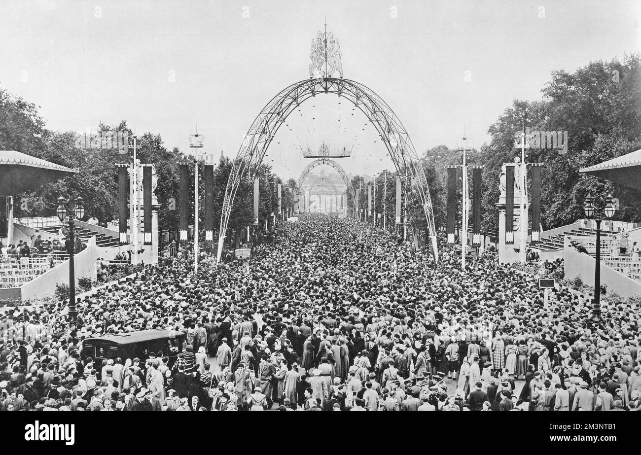 Coronation crowd 1953 Black and White Stock Photos & Images - Alamy