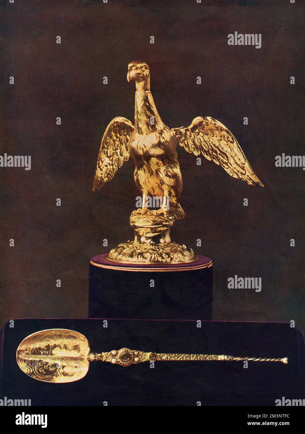 Golden coronation anointing spoon hi-res stock photography and images ...