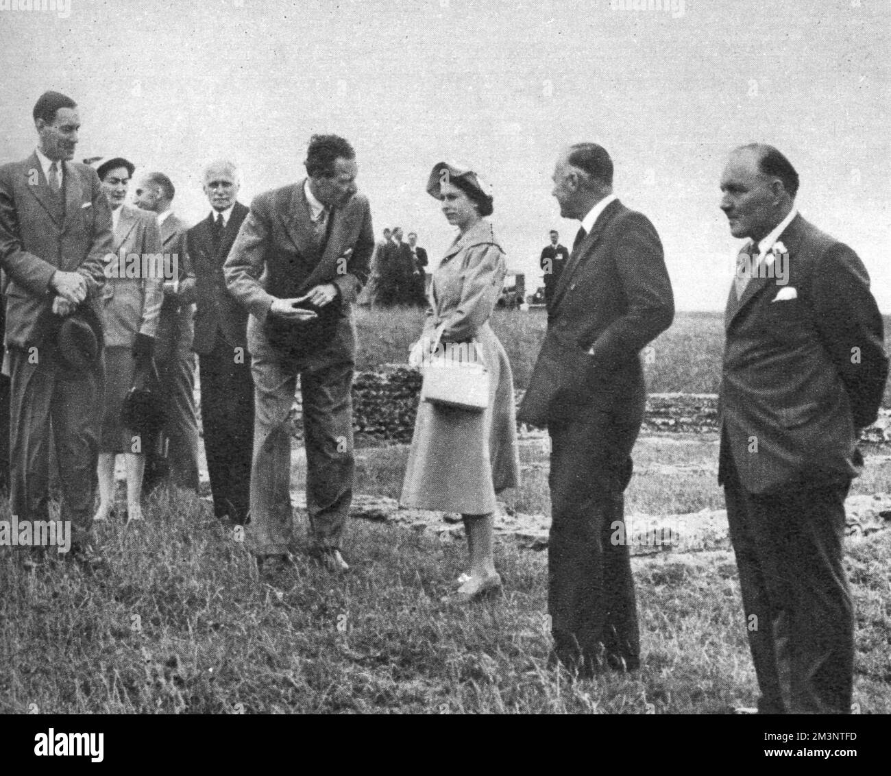 Queen elizabeth ii maiden castle visit hi-res stock photography and ...