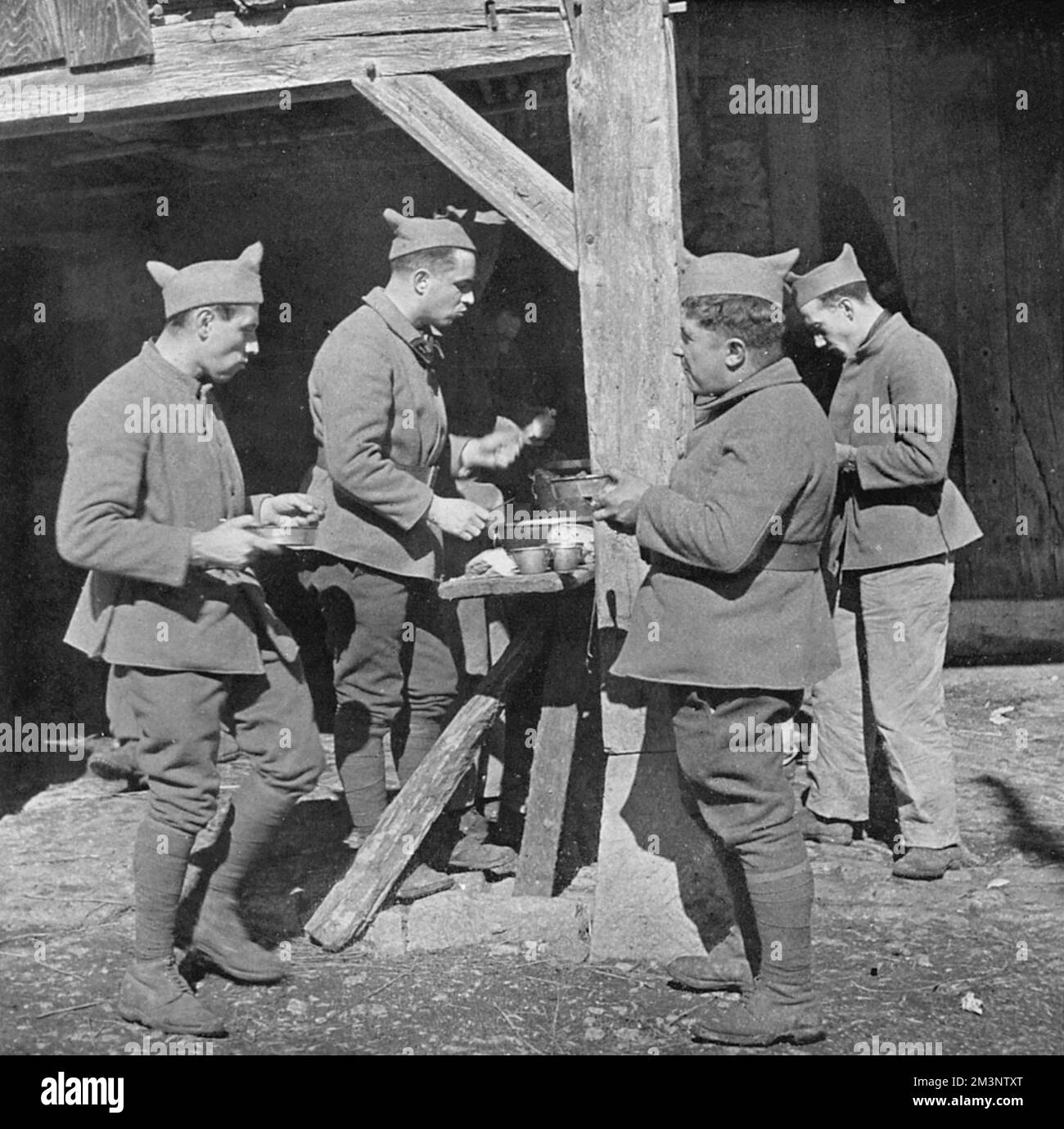 Soldiers eating meal hi-res stock photography and images - Alamy