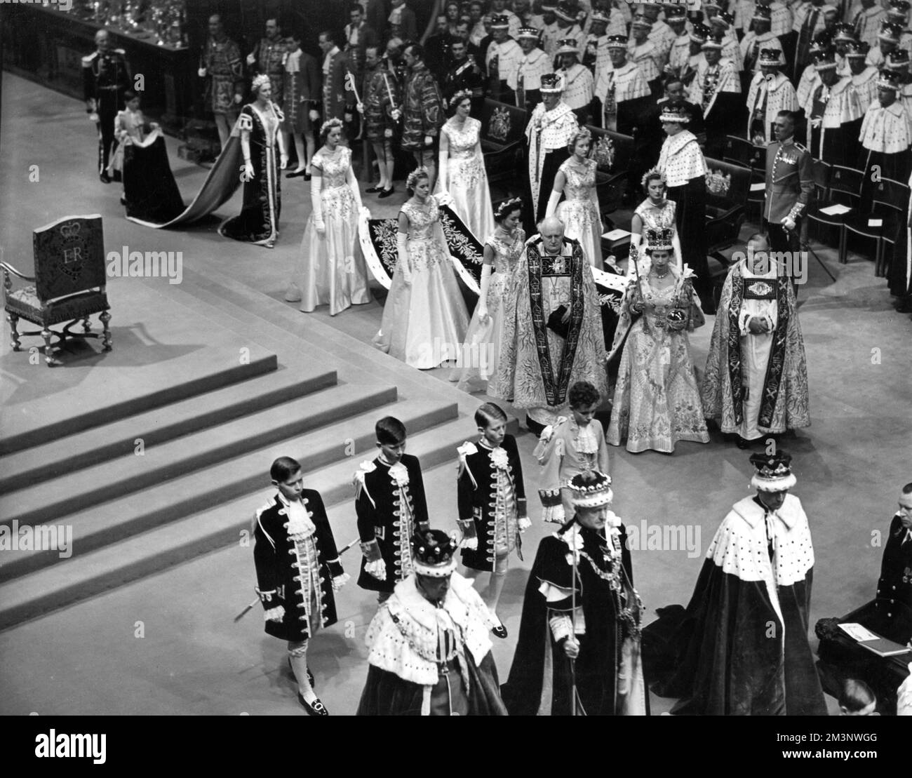 Queen elizabeth wearing crown hi-res stock photography and images - Alamy