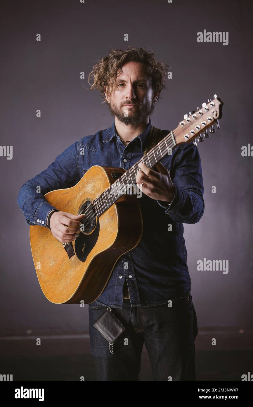 John butler guitar player hi-res stock photography and images - Alamy