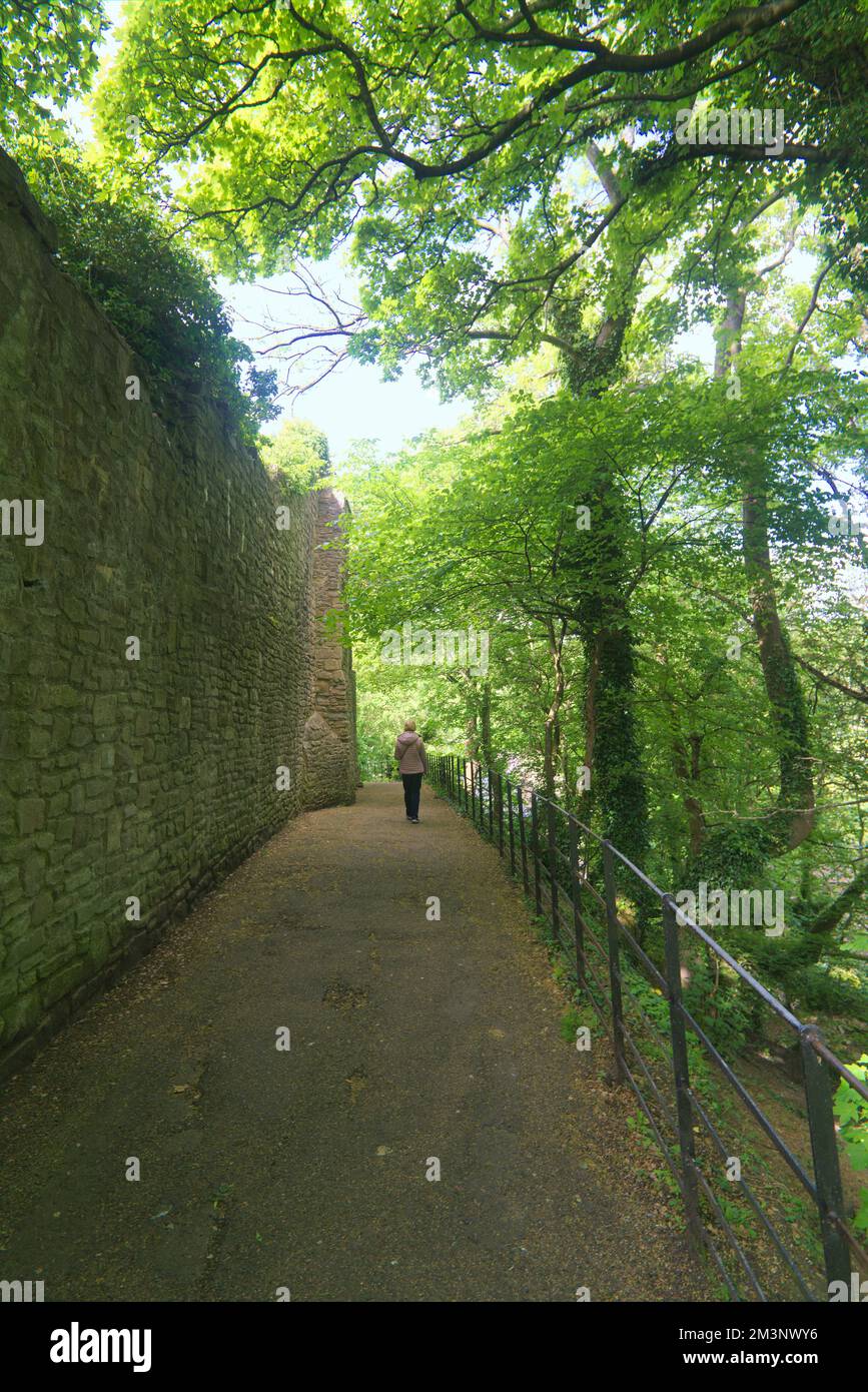 Richmond castle walk round the walls of the historic casrle hi-res ...