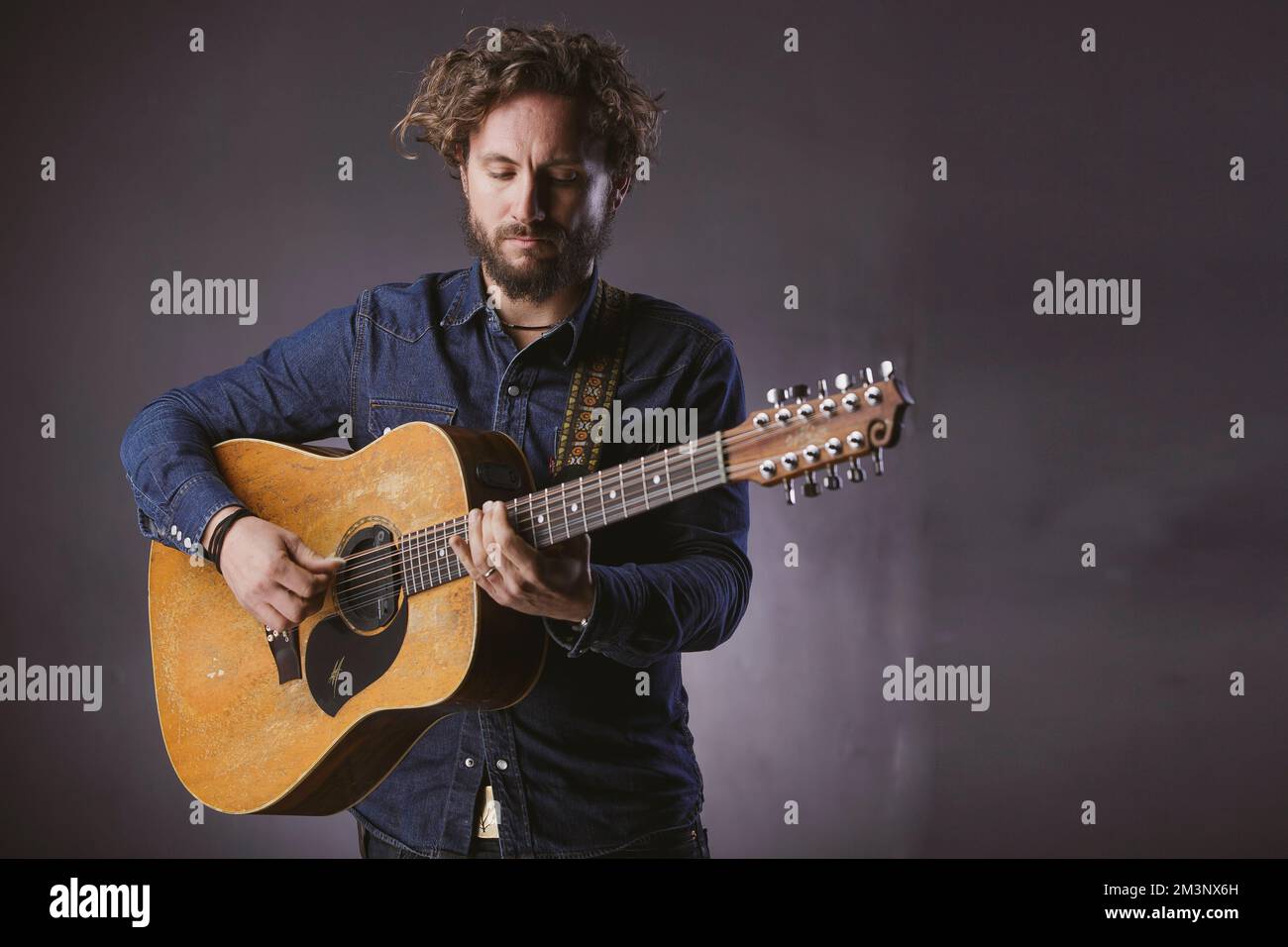 John butler posed hi-res stock photography and images - Alamy