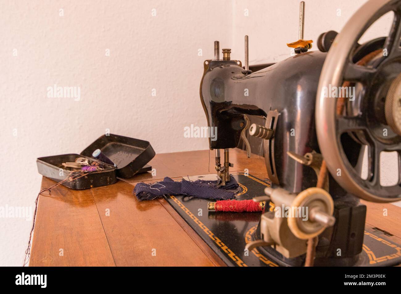 An old historical sewing machine Stock Photo - Alamy