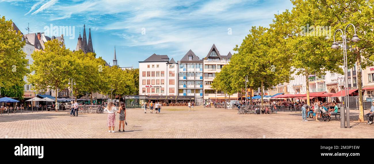 29 July 2022, Cologne, Germany: People walking and resting in cafe on ...