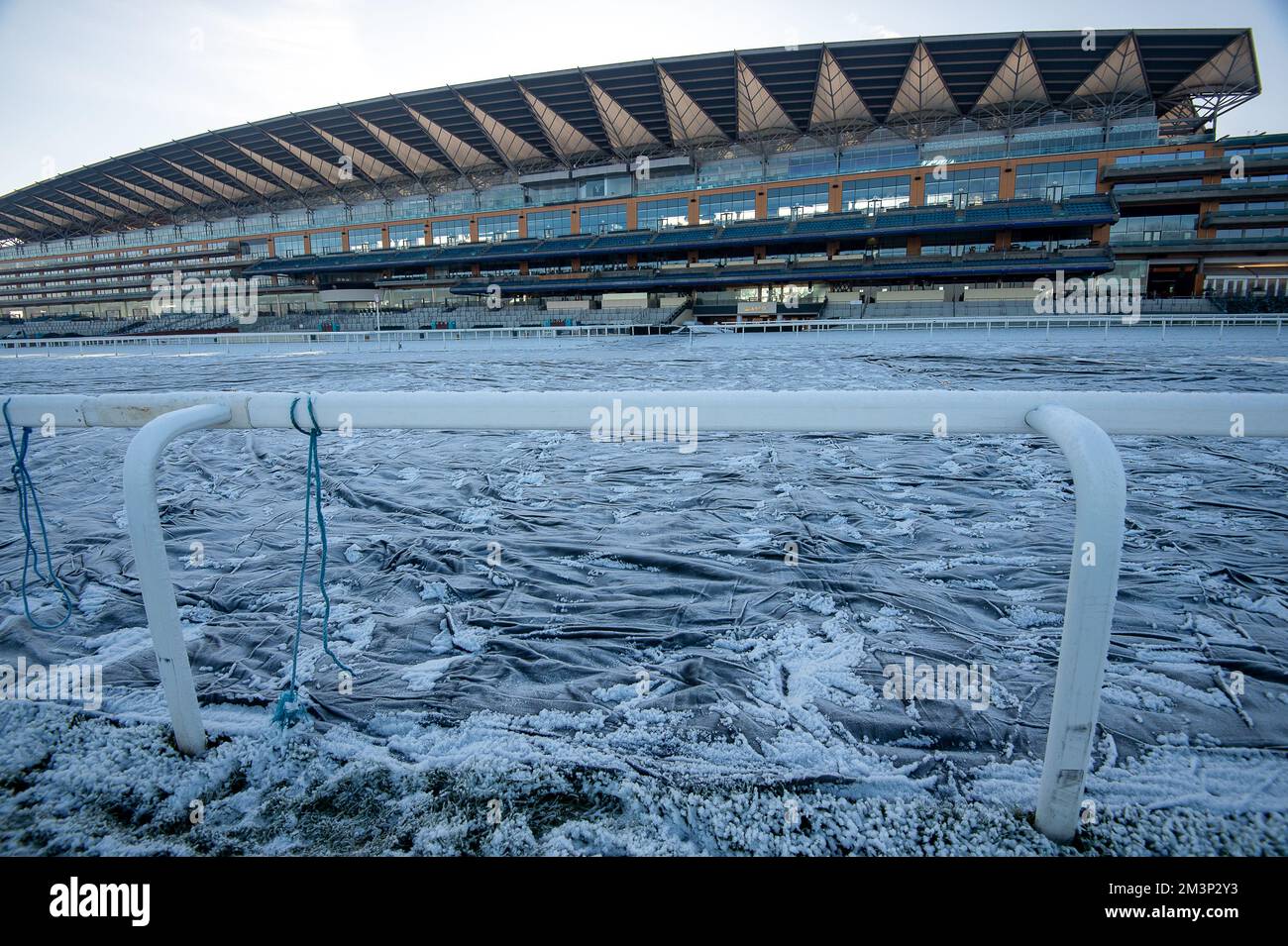 Ascot, Berkshire, UK. 16th December, 2022. The Howden Christmas Racing ...