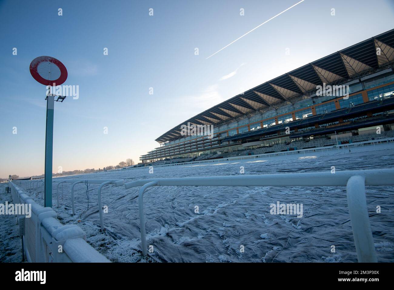 Ascot, Berkshire, UK. 16th December, 2022. The Howden Christmas Racing ...