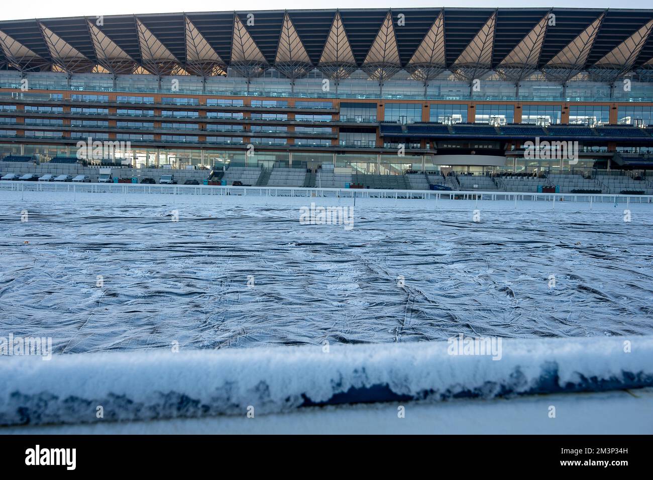 Ascot, Berkshire, UK. 16th December, 2022. The Howden Christmas Racing ...