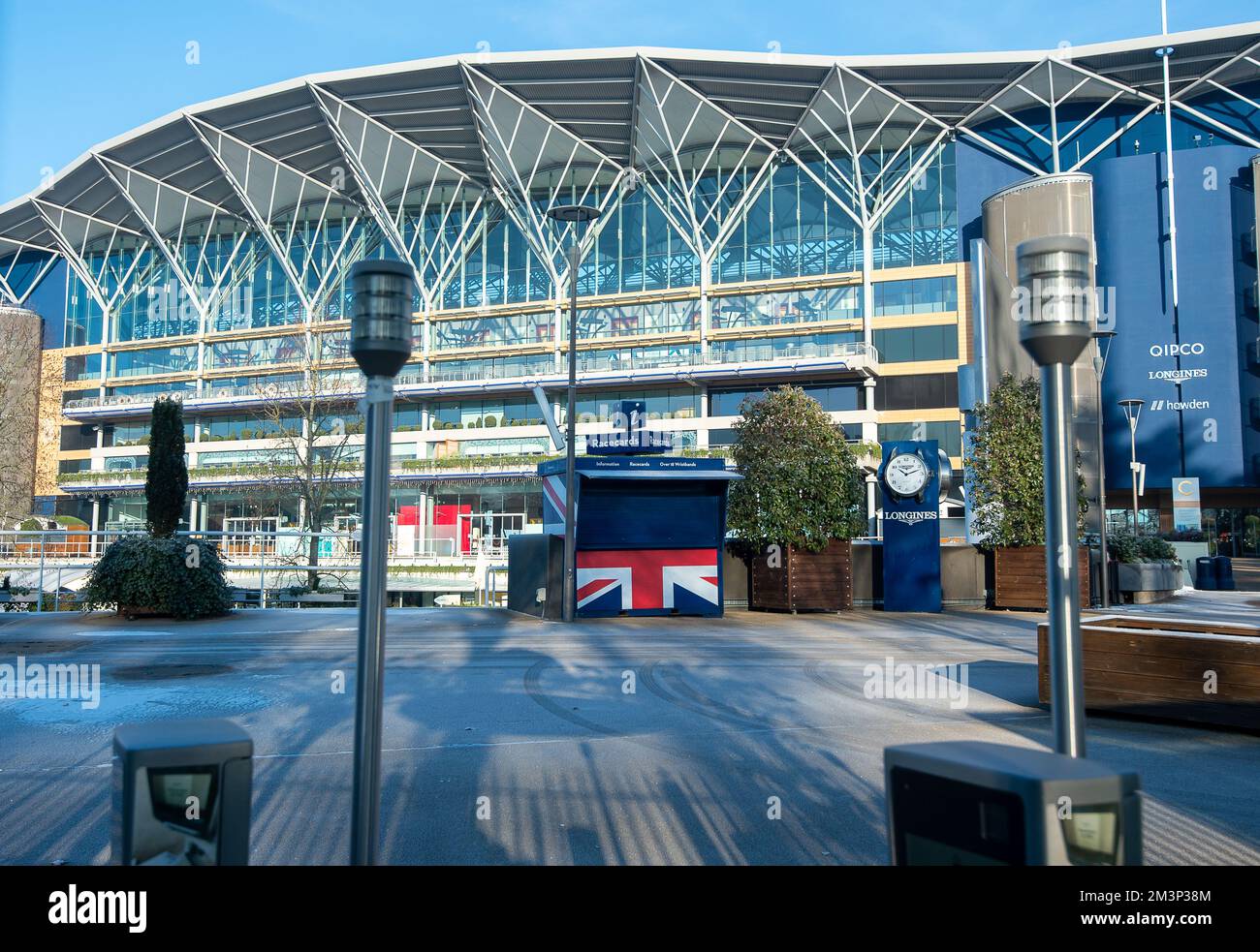 Ascot, Berkshire, UK. 16th December, 2022. The Howden Christmas Racing ...
