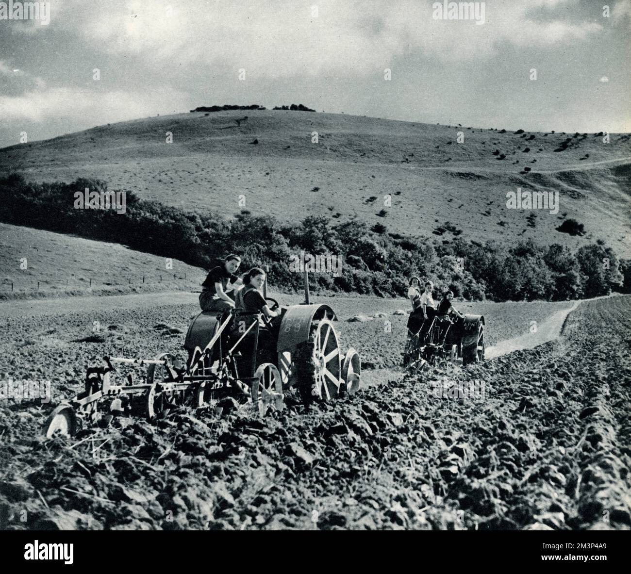 Land army girls ploughing the field hi-res stock photography and images ...