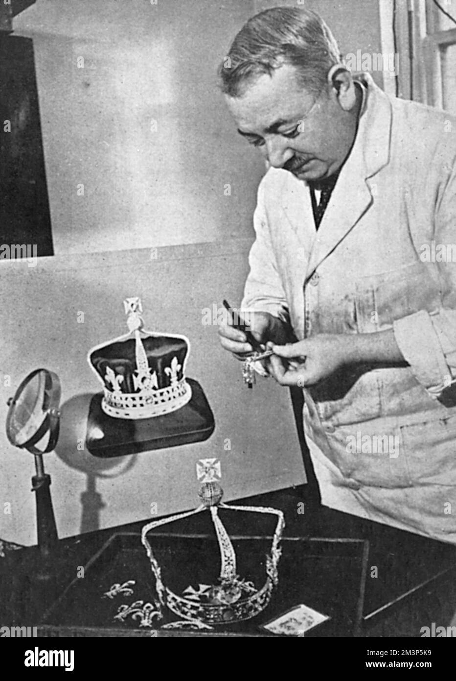 Garrard's making the Queen's Coronation crown, 1937 Stock Photo - Alamy