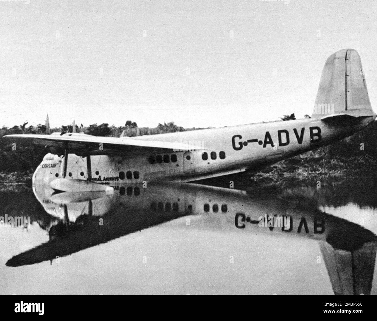 Aircraft flying in Black and White Stock Photos & Images - Alamy