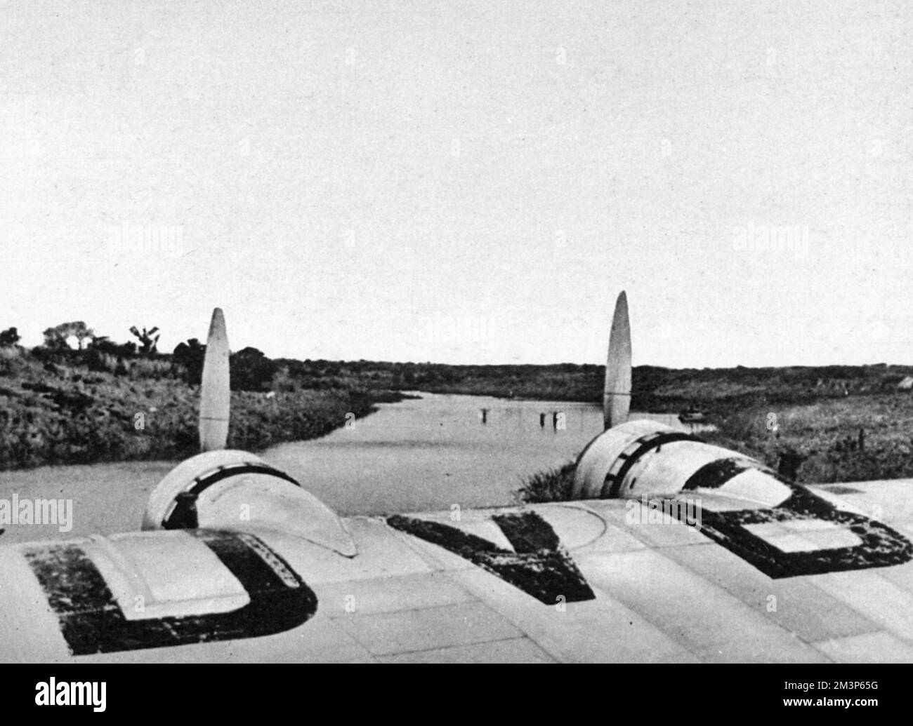 Aircraft flying in Black and White Stock Photos & Images - Alamy