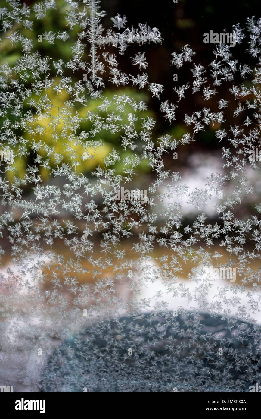 Freeezing temperatures hi-res stock photography and images - Alamy